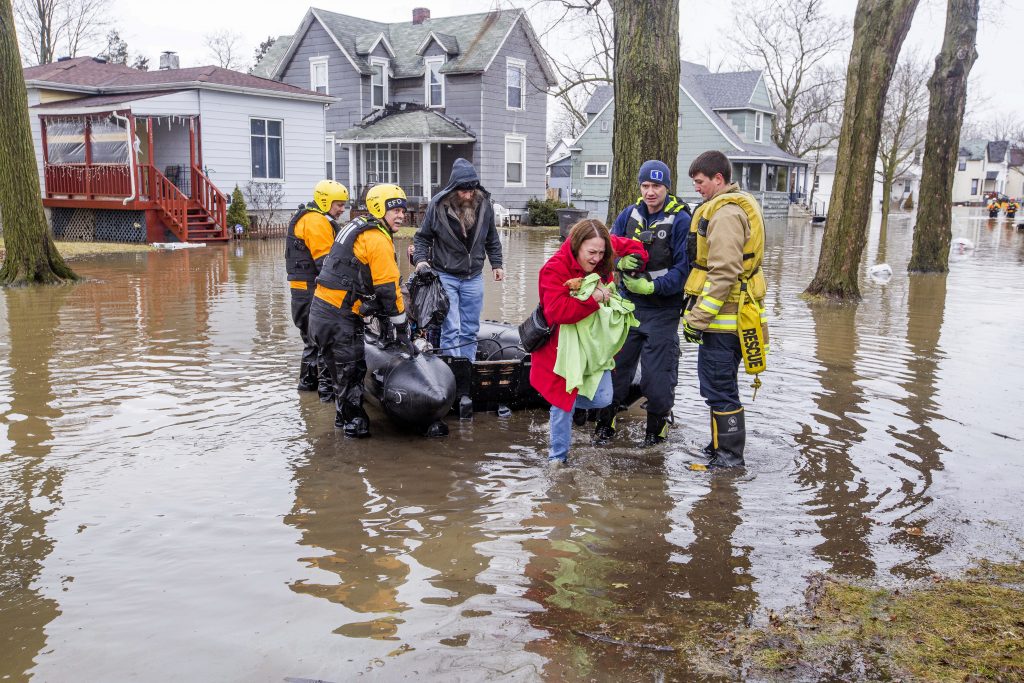 Crews used boats to help residents amid Midwest flooding – Aruba Today