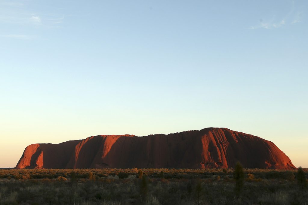 Australia’s iconic rock Uluru scaled by final climbers - Aruba Today