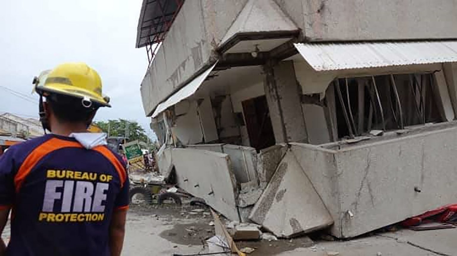 Strong quake kills 1, collapses building in Philippines – Aruba Today