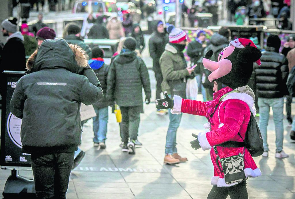 Times Square characters head to Rock Center for the holidays – Aruba Today