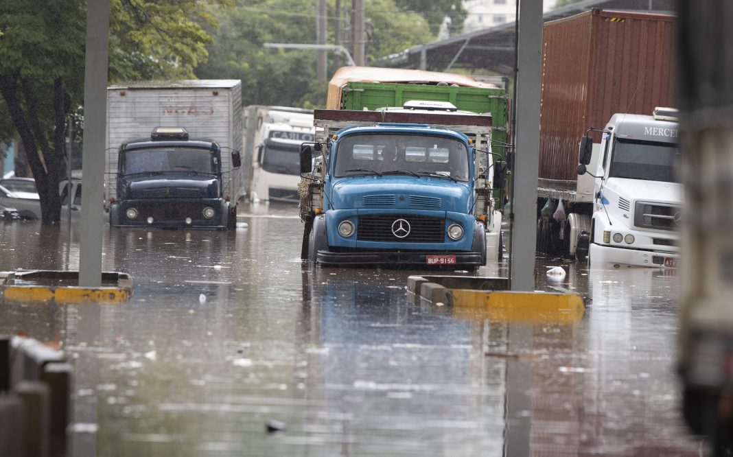 Heavy rains, floods, mudslides paralyze parts of Sao Paulo – Aruba Today