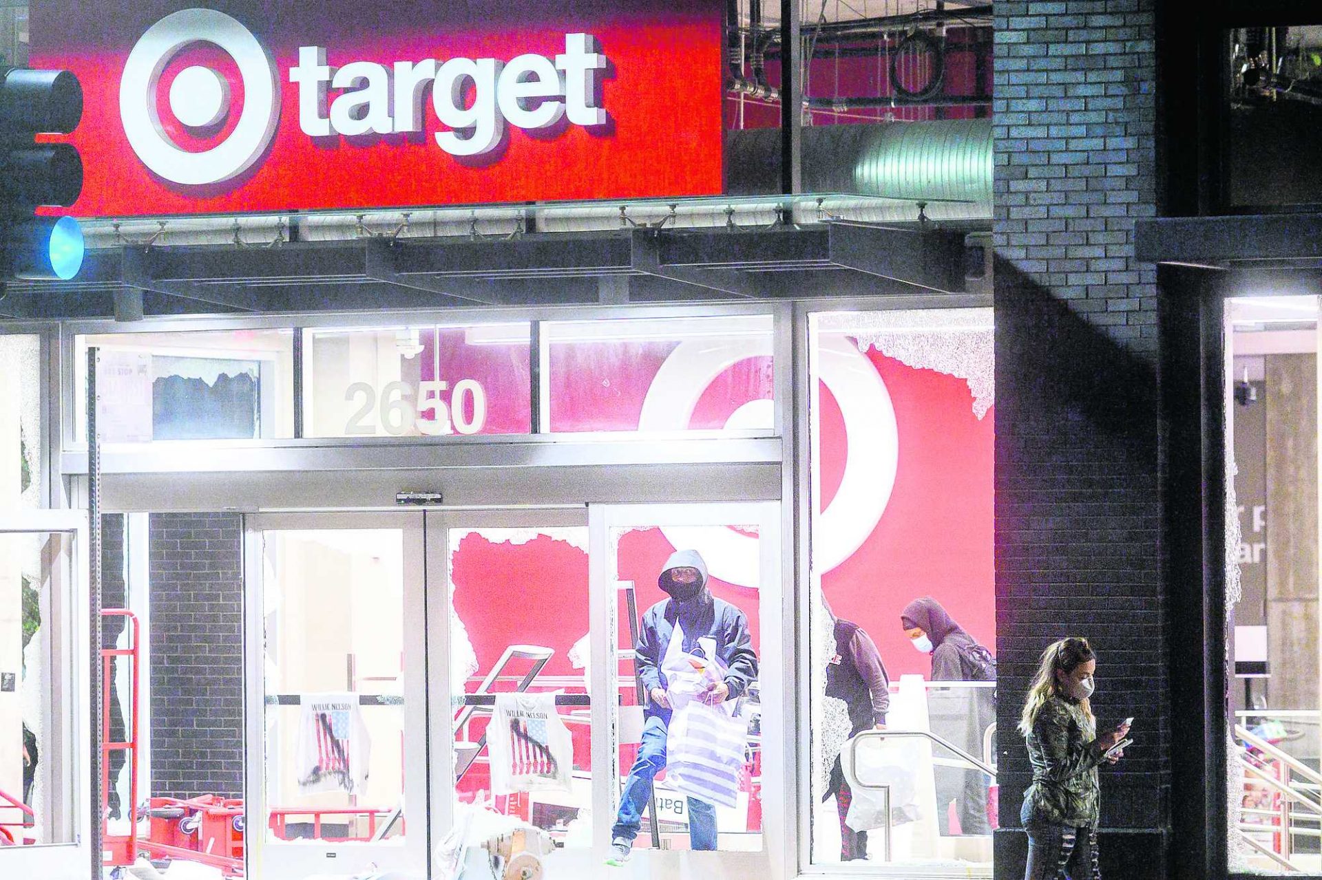 Target, CVS temporarily close stores due to protest dangers – Aruba Today