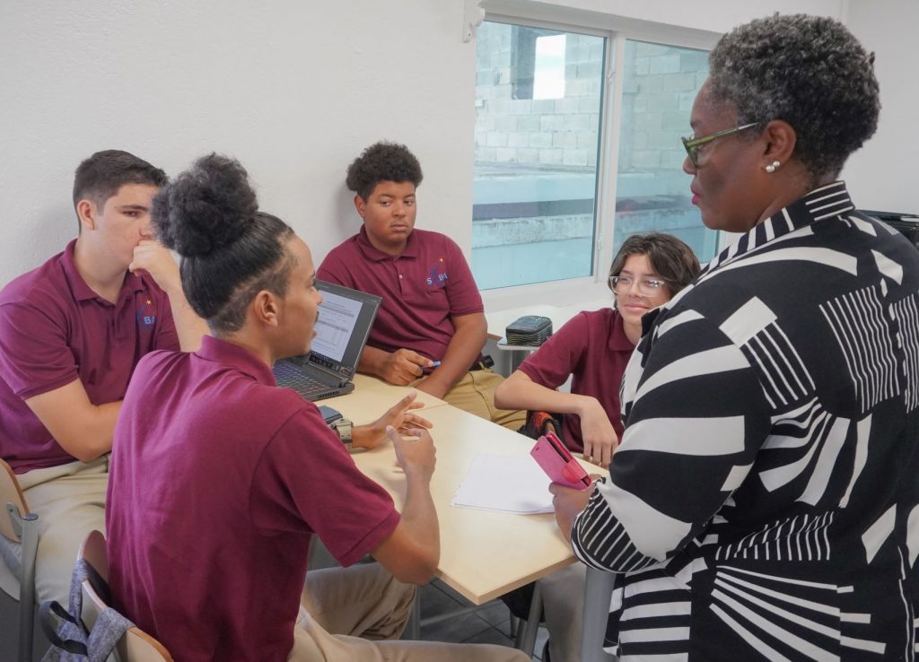 Secondary school pupils get to know Caribbean Research again – Aruba Today
