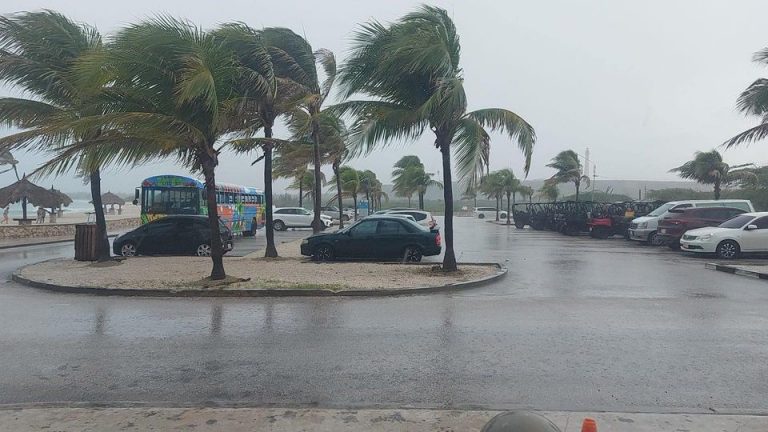 Streets filled with water after heavy rain – Aruba Today